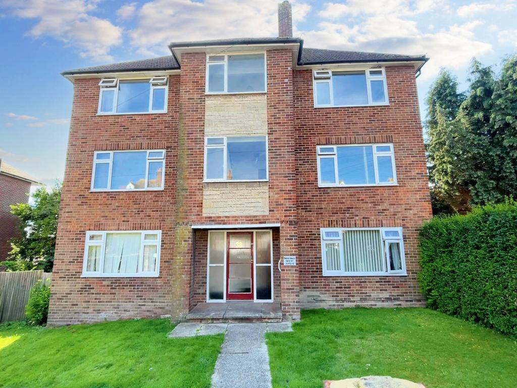 Enys Road, Eastbourne BN21 2 bed flat - £1,100 pcm (£254 pw)