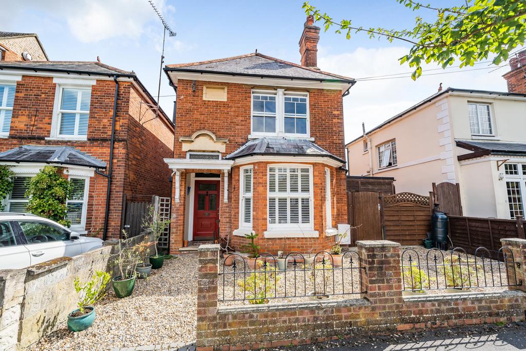 Osborne Road, Farnborough, GU14 4 bed detached house - £585,000