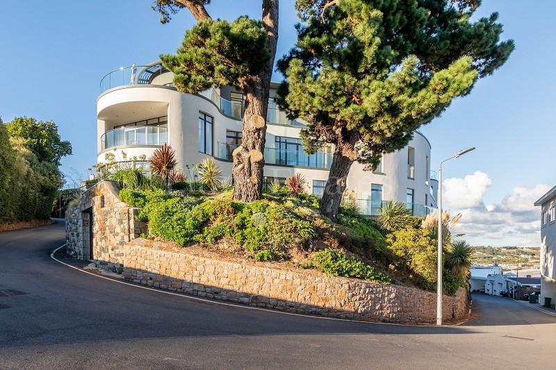 Le Mont De La Rocque, St. Brelade... 2 bed ground floor flat - £4,166 ...