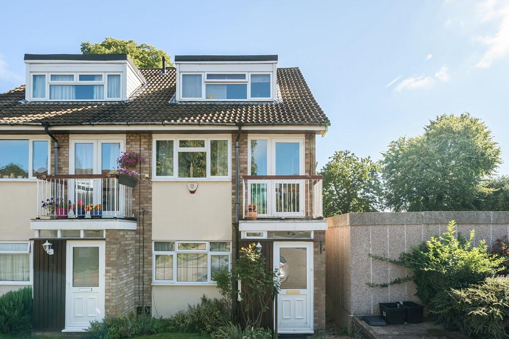 Harriet Way, Bushey, Hertfordshire, WD23 1 bed maisonette - £240,000