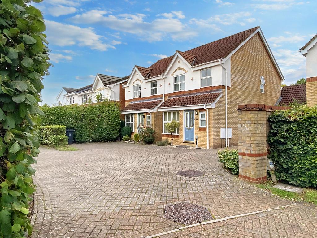 WOKING 3 bed semi-detached house - £470,000