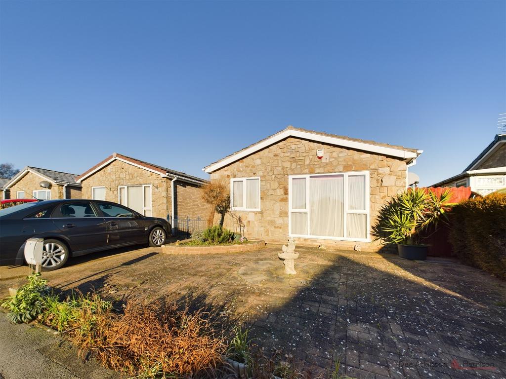 4 Mill Rise, YO25 5BL 2 bed detached bungalow - £175,000