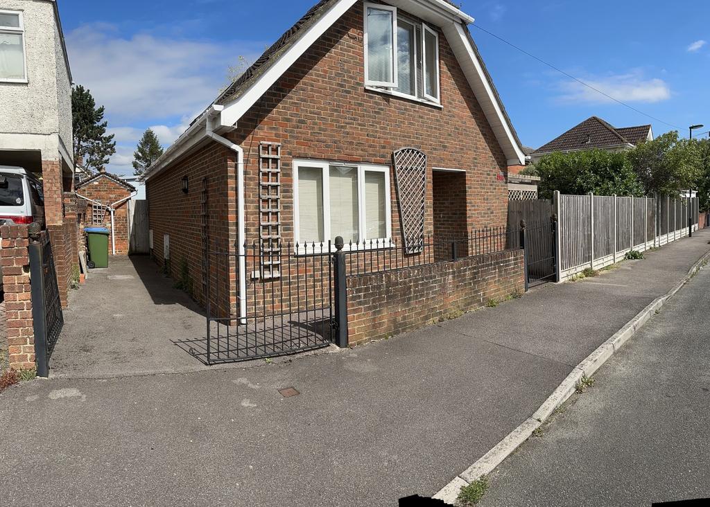 REYNOLDS ROAD, SHIRLEY 3 bed detached house - £1,500 pcm (£346 pw)