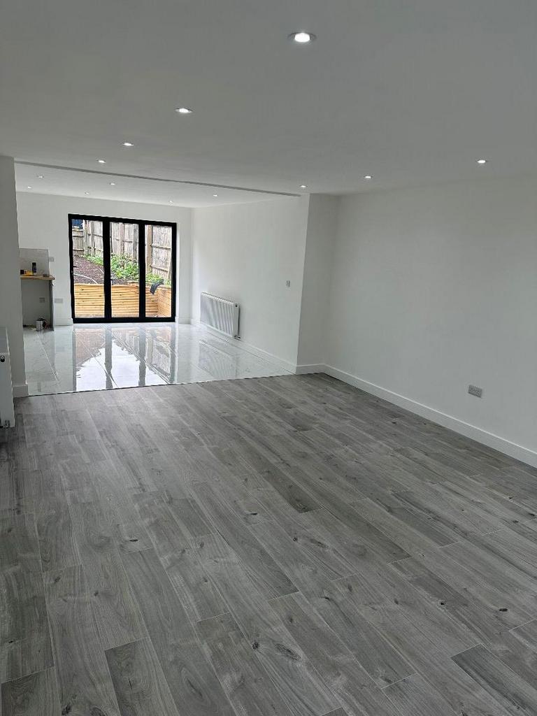 High Wycombe HP13 3 bed semi-detached house - £1,800 pcm (£415 pw)