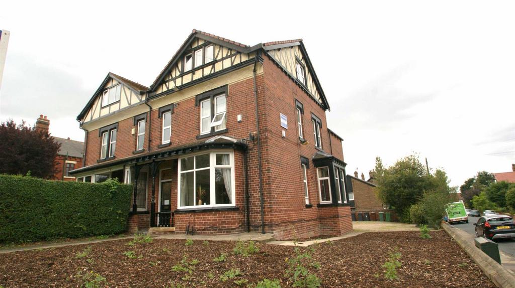 Hollyshaw Lane, Whitkirk, Leeds 1 bed flat - £750 pcm (£173 pw)