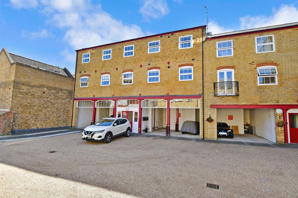 Crow Lane, Rochester, Kent 2 bed apartment for sale - £240,000