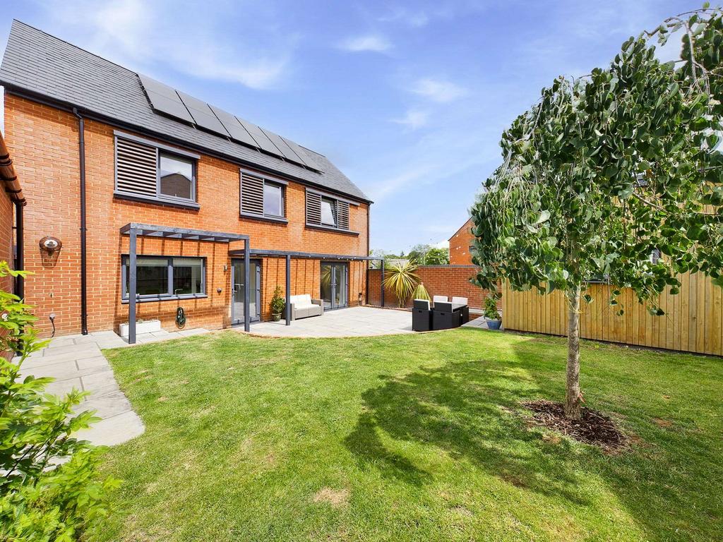 Forester Walk, Bordon GU35 0FL 4 bed detached house for sale - £565,000
