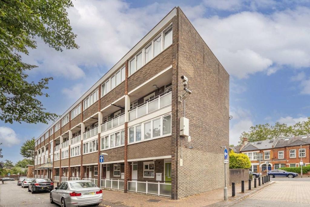 Barringer Square, London, SW17 7 bed flat - £5,100 pcm (£1,177 pw)