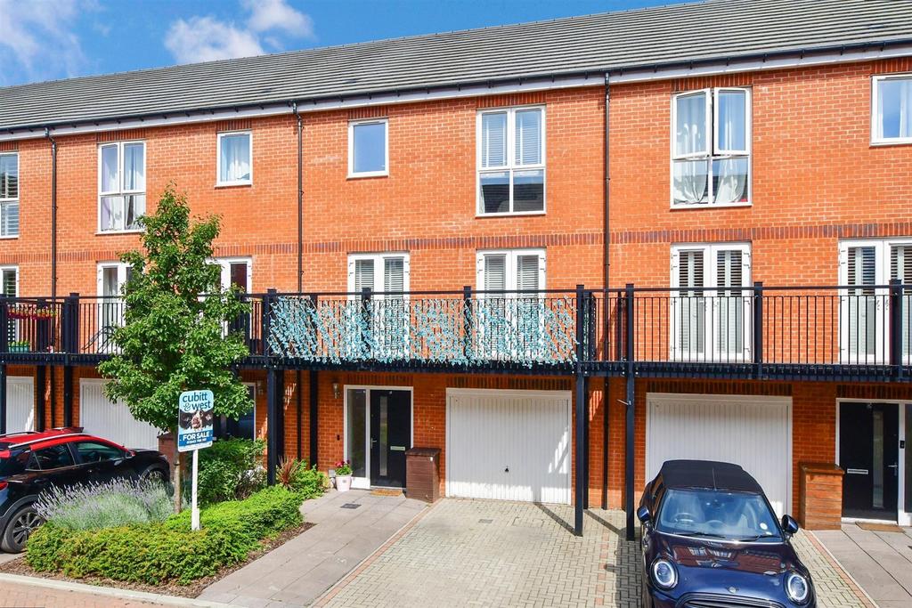 Pinewood Way, Chichester, West Sussex 3 bed terraced house - £475,000