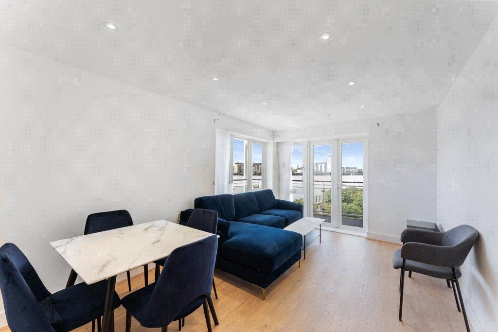 St. Davids Square, London, E14 2 bed apartment - £2,400 pcm (£554 pw)