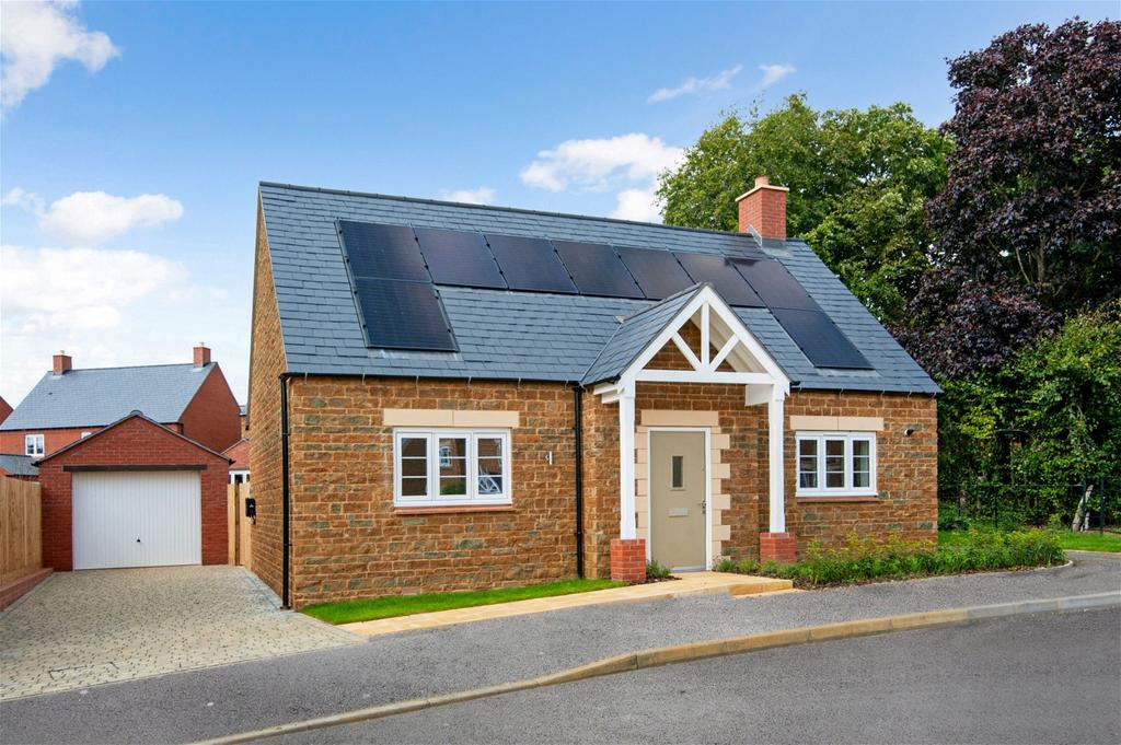 Millers Way, Middleton Cheney... 2 bed detached bungalow - £375,000