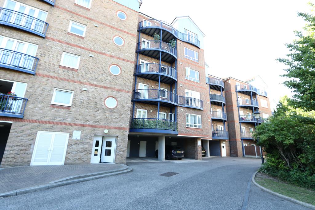 Anchor Court, Grays 2 bed flat - £235,000