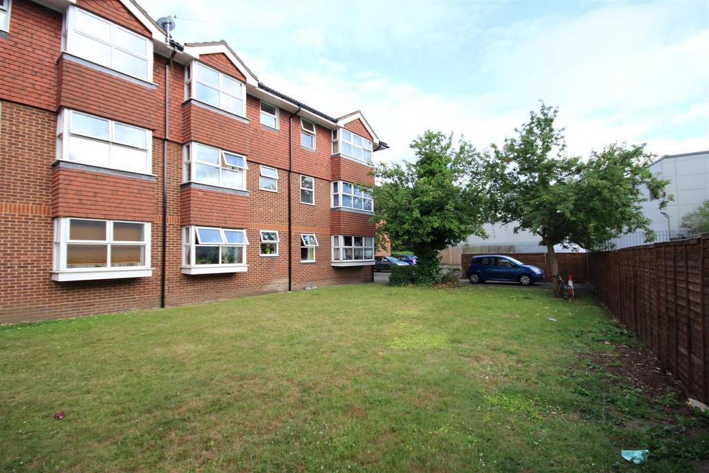 Springside Court, Josephs Road... 1 bed flat - £1,250 pcm (£288 pw)