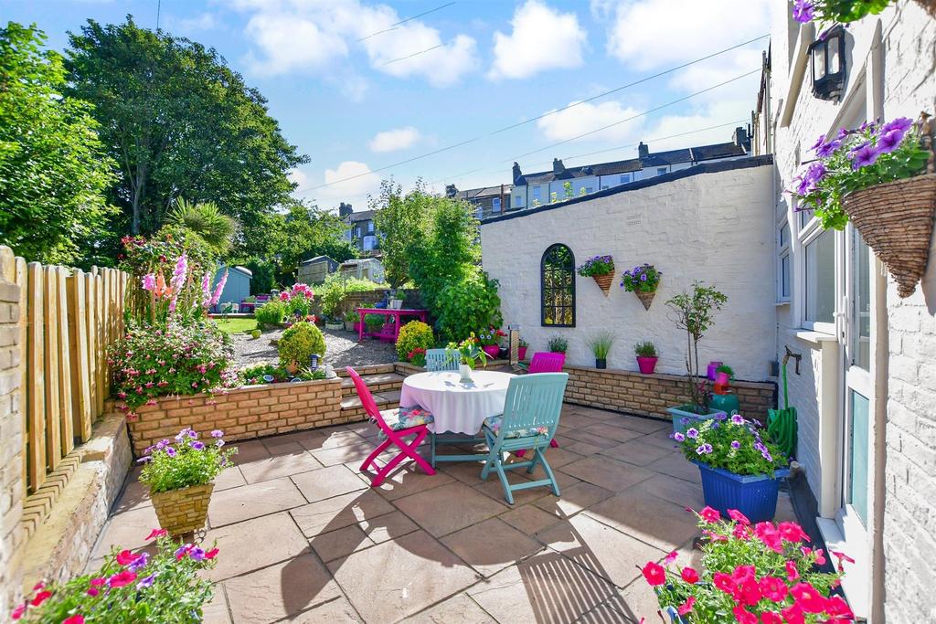 Malvern Road, Dover, Kent 3 bed end of terrace house - £280,000