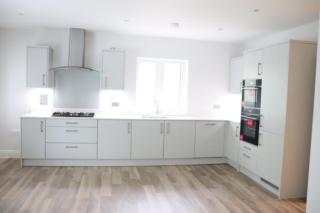 Kingsway, Woking GU21 2 bed flat - £1,550 pcm (£358 pw)