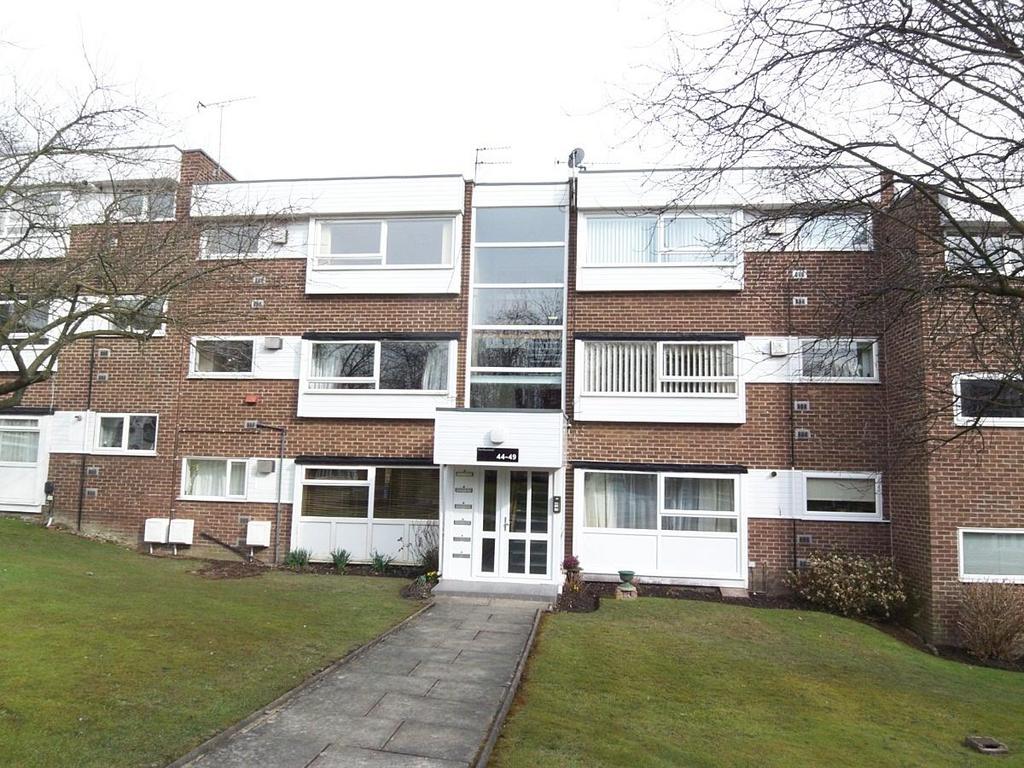 The Moorlands, Leeds, West Yorkshire... 2 bed flat - £800 pcm (£185 pw)