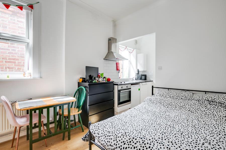 Manstone Road, Cricklewood, London, NW2 Studio - £1,083 pcm (£250 pw)