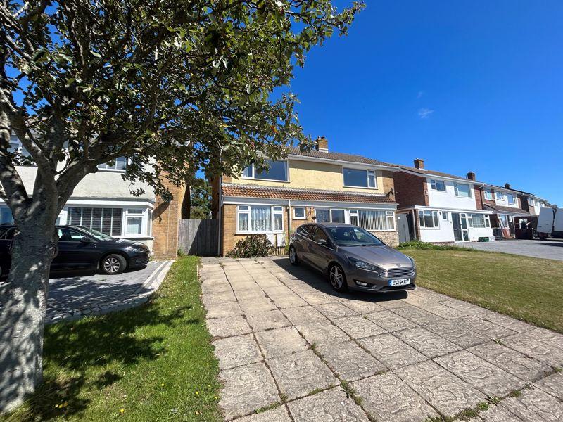 FIELD BARN DRIVE, SOUTHILL, WEYMOUTH... 5 bed detached house - £425,000