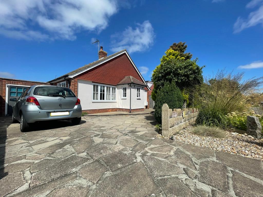 Easton Way, FRINTON ON SEA, CO13 2 bed detached bungalow - £385,000