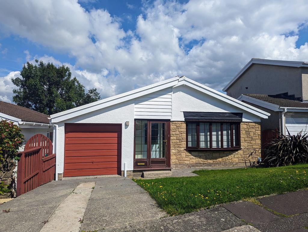 Ridgewood Gardens, Cimla, Neath... 3 bed bungalow - £900 pcm (£208 pw)