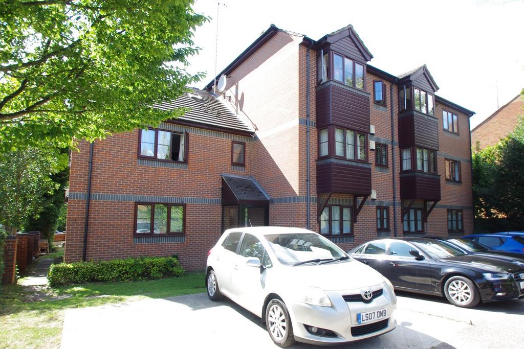 Dellfield Court, Hempstead Road... 1 bed apartment - £1,200 pcm (£277 pw)