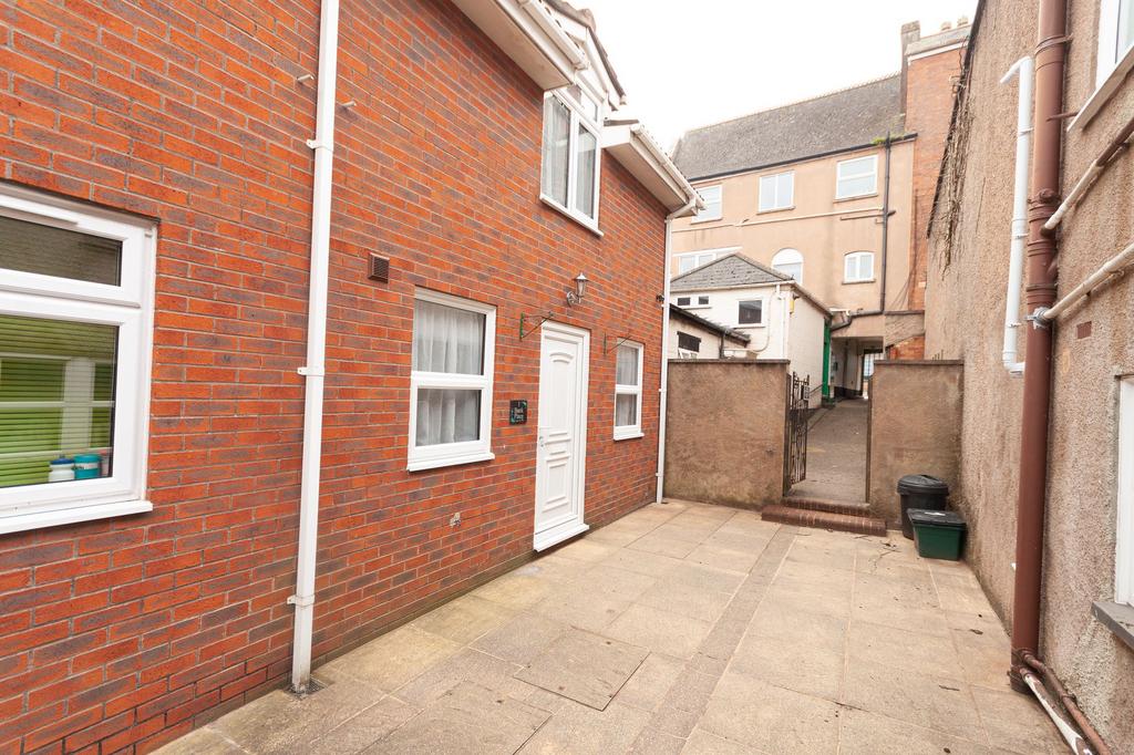 Market Street, Crediton, EX17 2 bed end of terrace house - £675 pcm (£ ...