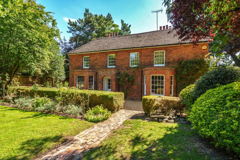 Heath Road, Weybridge, Surrey, KT13 5 bed detached house - £7,250 pcm ...