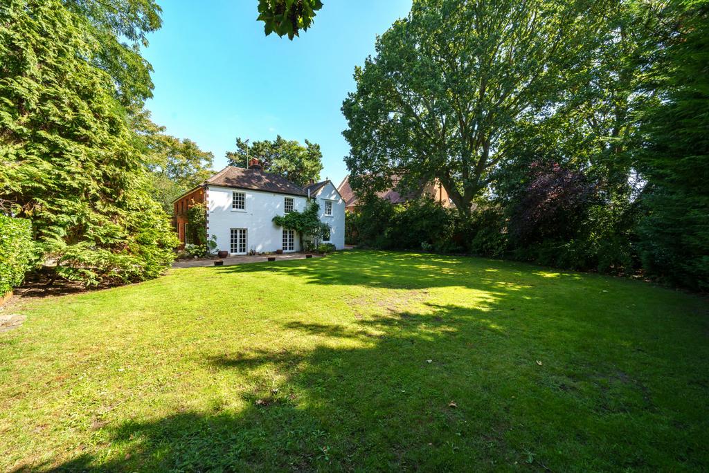 Heath Road, Weybridge, KT13 5 bed detached house to rent - £7,500 pcm ...