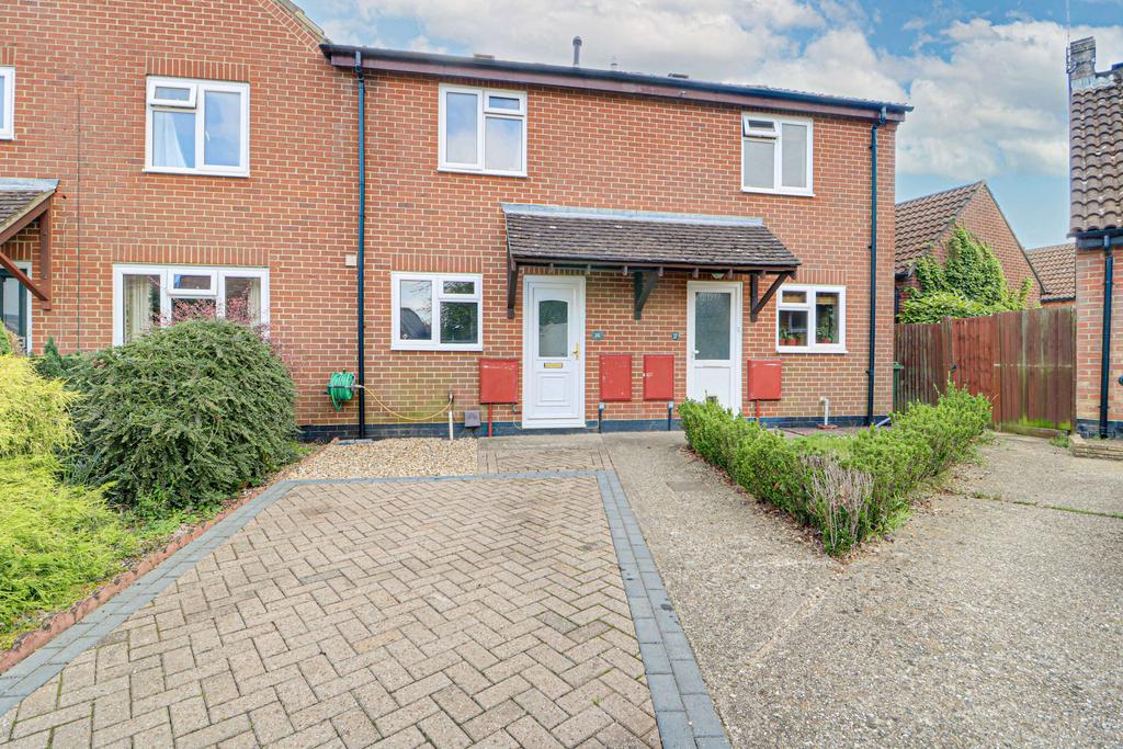 Rosehip Way, Basingstoke RG24 8SW 2 bed terraced house - £300,000