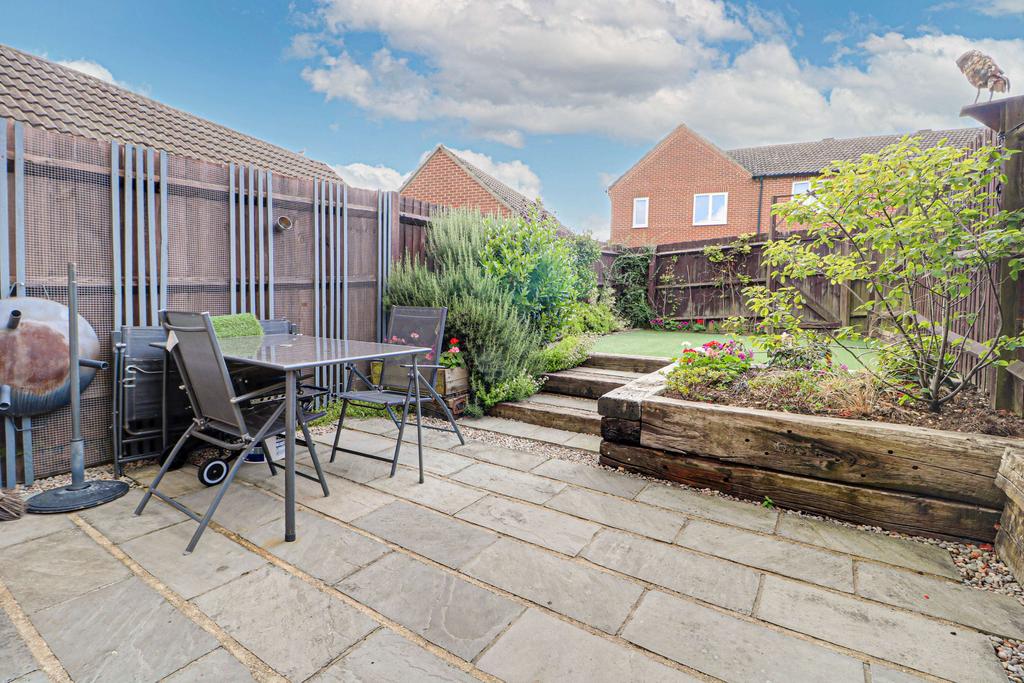 Rosehip Way, Basingstoke RG24 8SW 2 bed terraced house - £300,000
