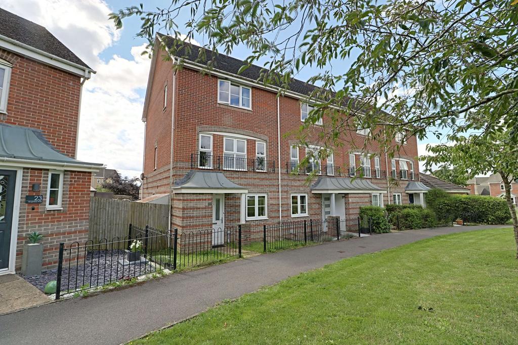 Burghfield Walk, Basingstoke RG22 5AT 4 bed end of terrace house - £415,000