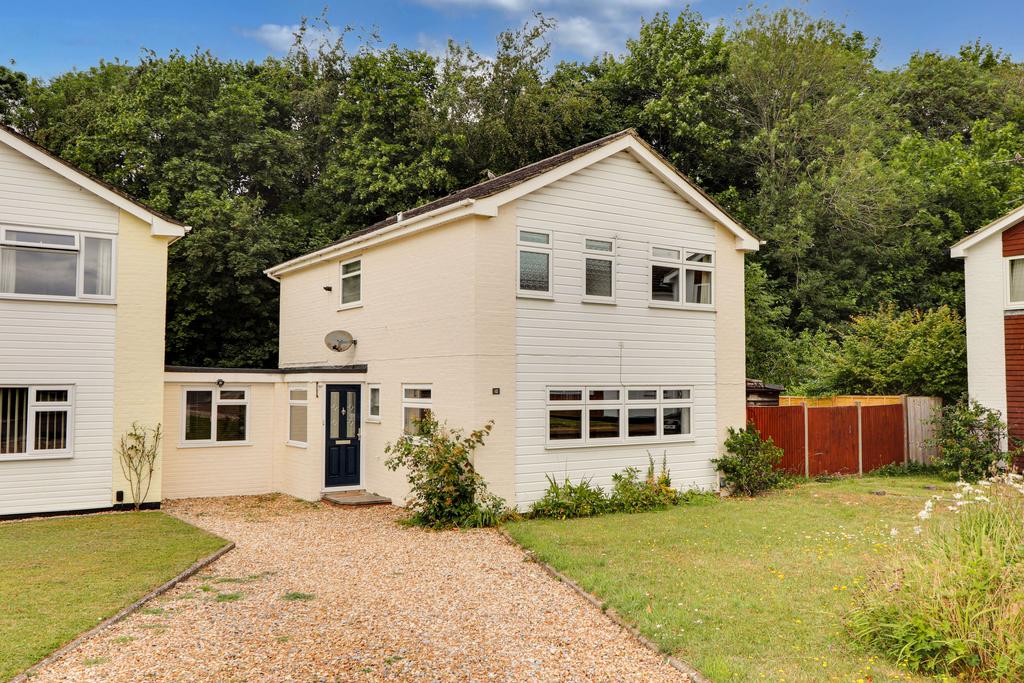 Frithmead Close, Basingstoke RG21 3JW 4 bed detached house - £475,000