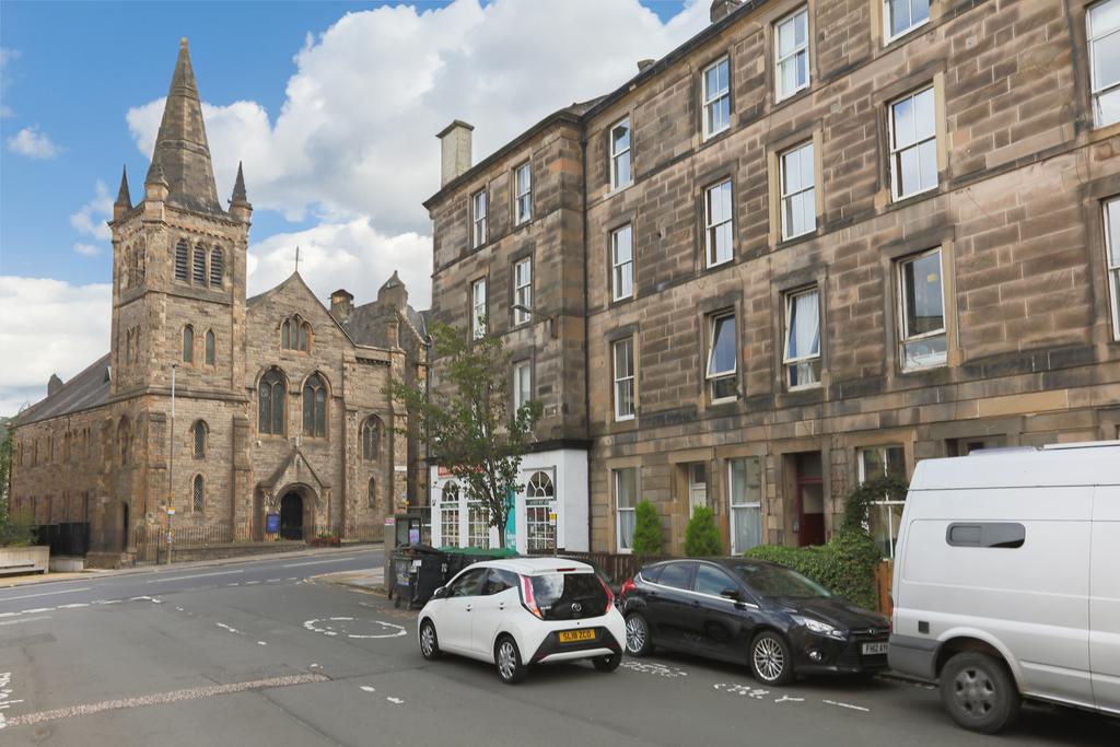 Lutton Place, Edinburgh EH8 2 bed flat - £255,000