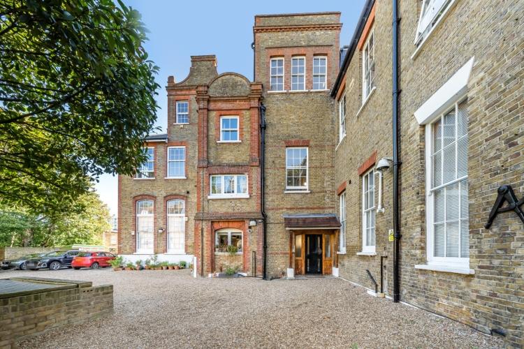 Barrington Road Brixton SW9 2 bed apartment - £2,250 pcm (£519 pw)