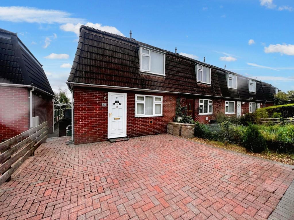 Pardoe Crescent, Barry, CF62 2 bed terraced house - £200,000