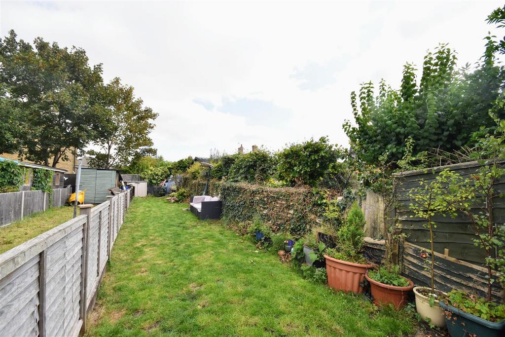 Summerleys, Edlesborough LU6 2HR 2 bed end of terrace house - £285,000