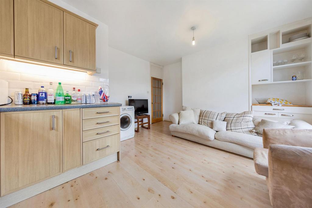 Cato Road, Clapham 3 bed apartment - £3,100 pcm (£715 pw)