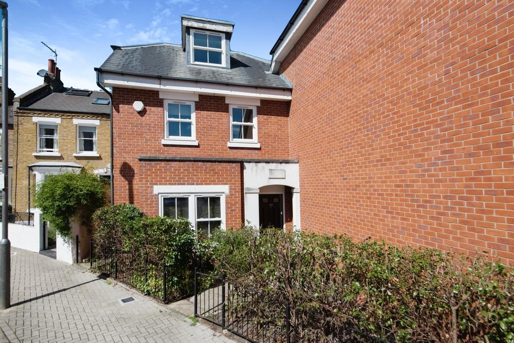 London SW15 4 bed terraced house - £3,000 pcm (£692 pw)
