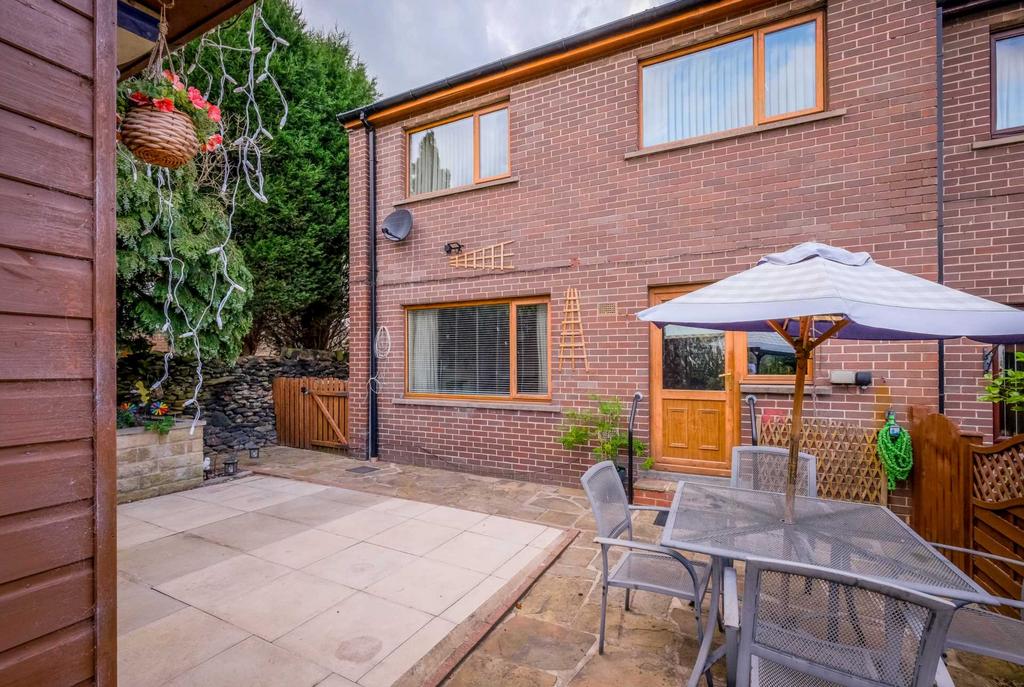 Roundway, Holmfirth HD9 3 bed end of terrace house - £210,000