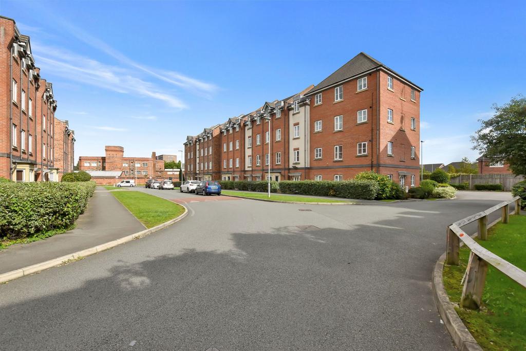 Rylands Drive, Warrington, WA2 7DB 2 bed flat to rent - £875 pcm (£202 pw)