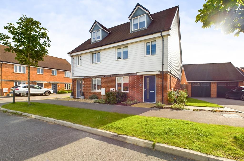 25 Chandler Drive, Bordon 4 bed semi-detached house - £490,000