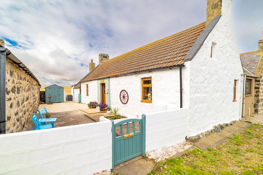 21 Pitullie, Sandhaven, Fraserburgh... 2 bed bungalow - £100,000