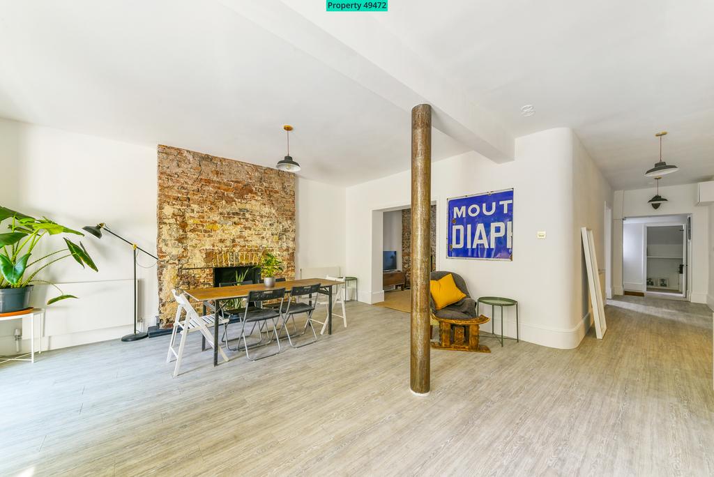 Elgin Crescent, London, W11 2JU 4 bed flat - £10,617 pcm (£2,450 pw)