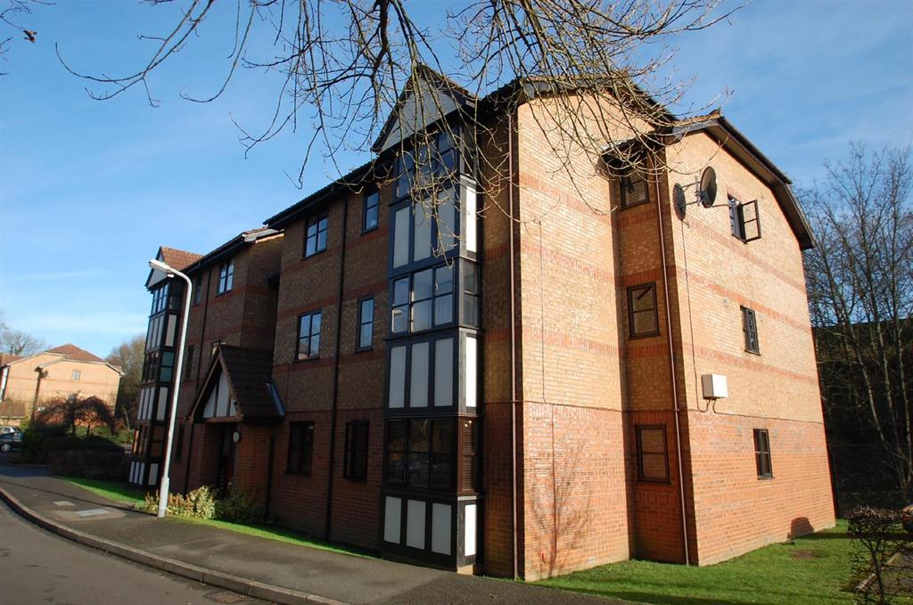 Osprey Close, Watford WD25 1 bed apartment - £1,050 pcm (£242 pw)