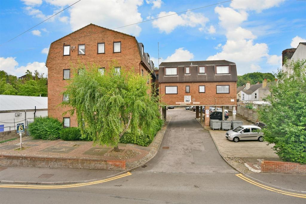 Richmond Road, Gillingham, Kent 1 bed flat - £80,000