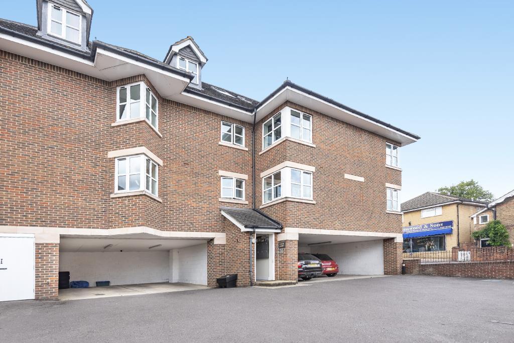 Knaphill, Woking, GU21 2 bed flat - £250,000
