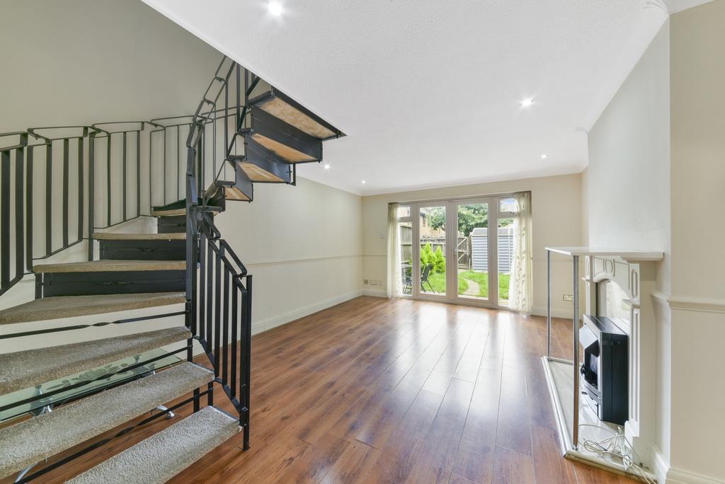 York Close, Beckton, London E6 2 bed terraced house - £1,798 pcm (£415 pw)