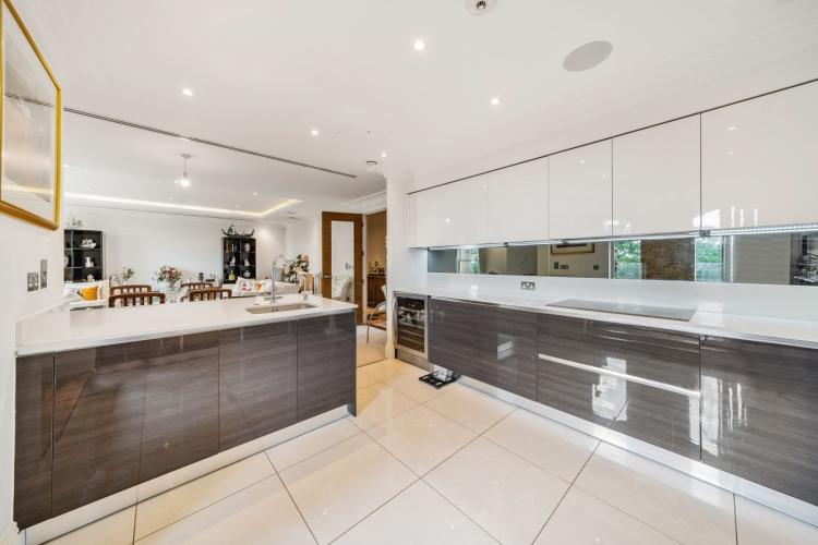 Holborn Close London NW7 3 bed apartment - £5,500 pcm (£1,269 pw)