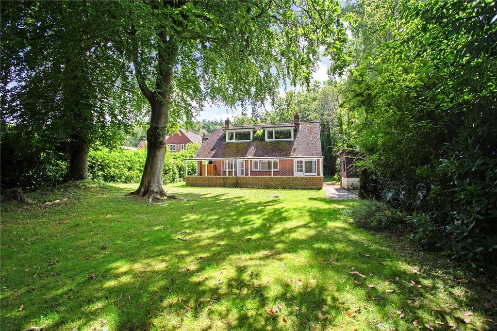 Copthorne Road, Crawley, West Sussex... 3 bed detached house - £650,000