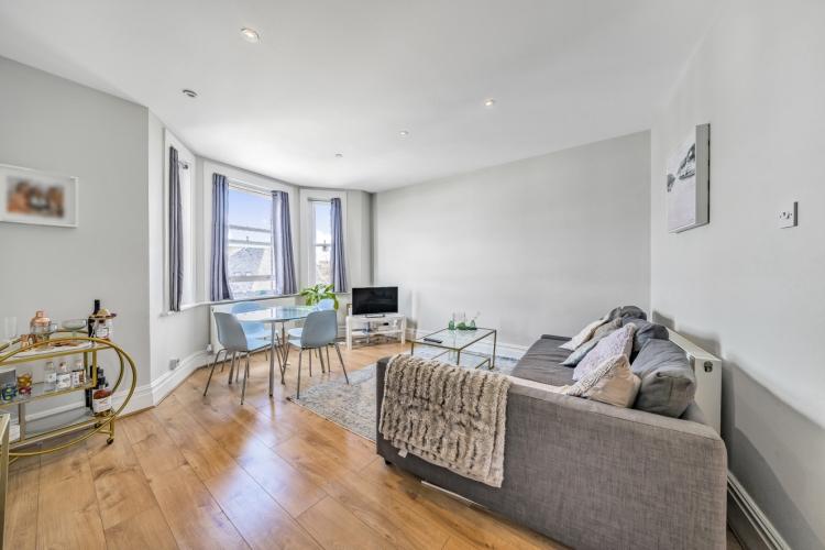 St. John's Hill London SW11 3 bed apartment - £3,250 pcm (£750 pw)